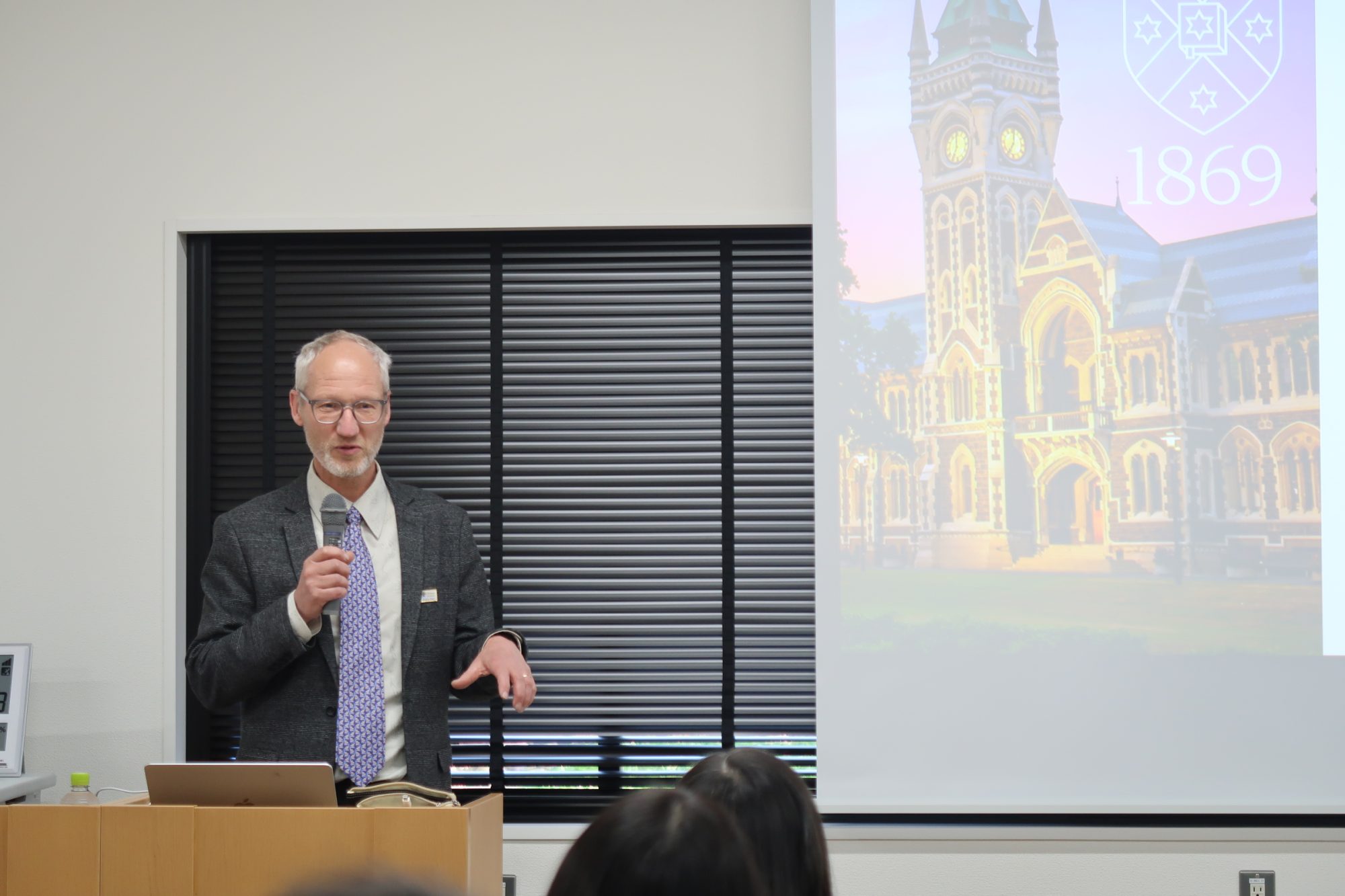 トップレベル人材招へい講演会実施報告 オタゴ大学 Mark Lokman教授 - 地域水産業共創センター